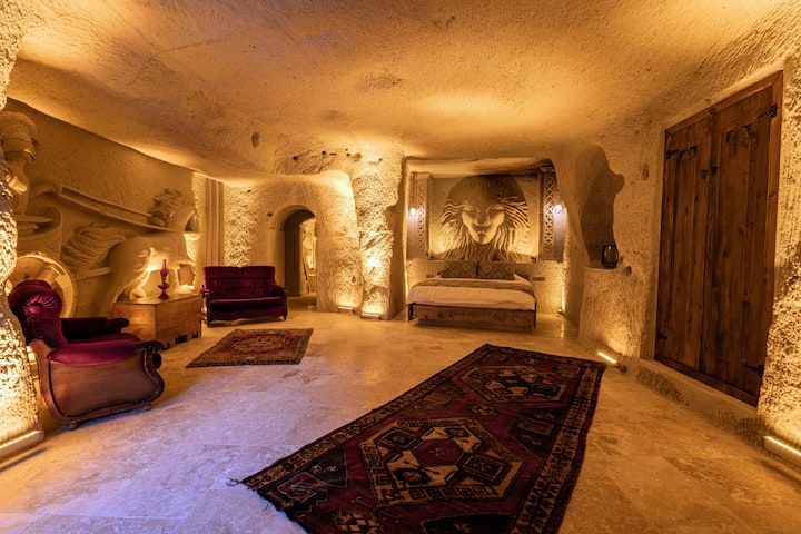 Tyana Cave House King Suit - Nar