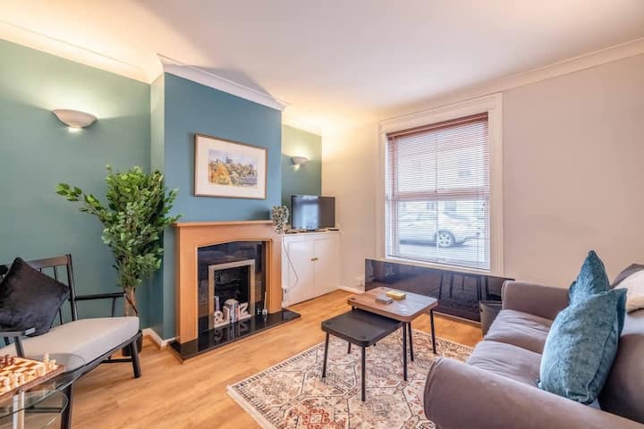 Charming 2 Bed House In Windsor - By Tempstay - Slough