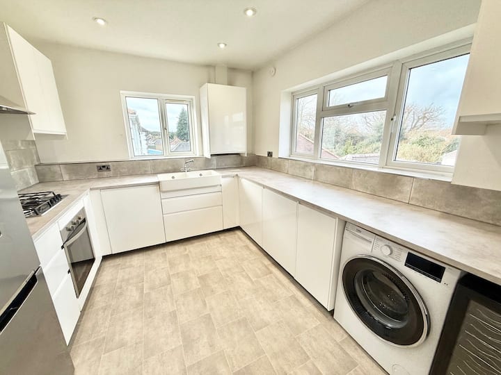 Stylish 2-bed Flat With Relaxing Hot Tub Retreat - Bournemouth