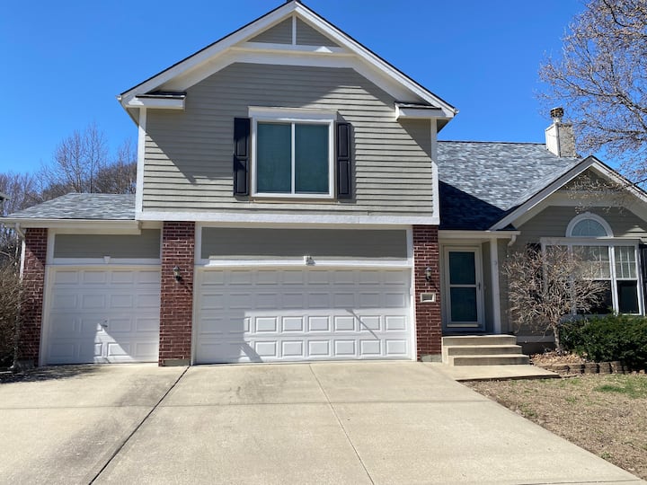 Beautiful 4-bed/3 Bath, 15 Minutes From World Cup! - Lee's Summit, MO