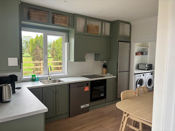 Newly Renovated Home Close To Town With Parking - Killarney