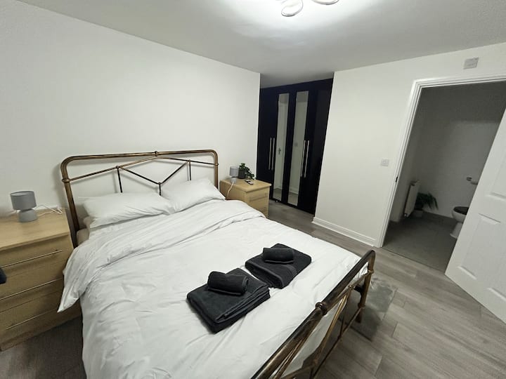 Quiet & Central 3br/2 Bath Suite + Free Parking - Liverpool