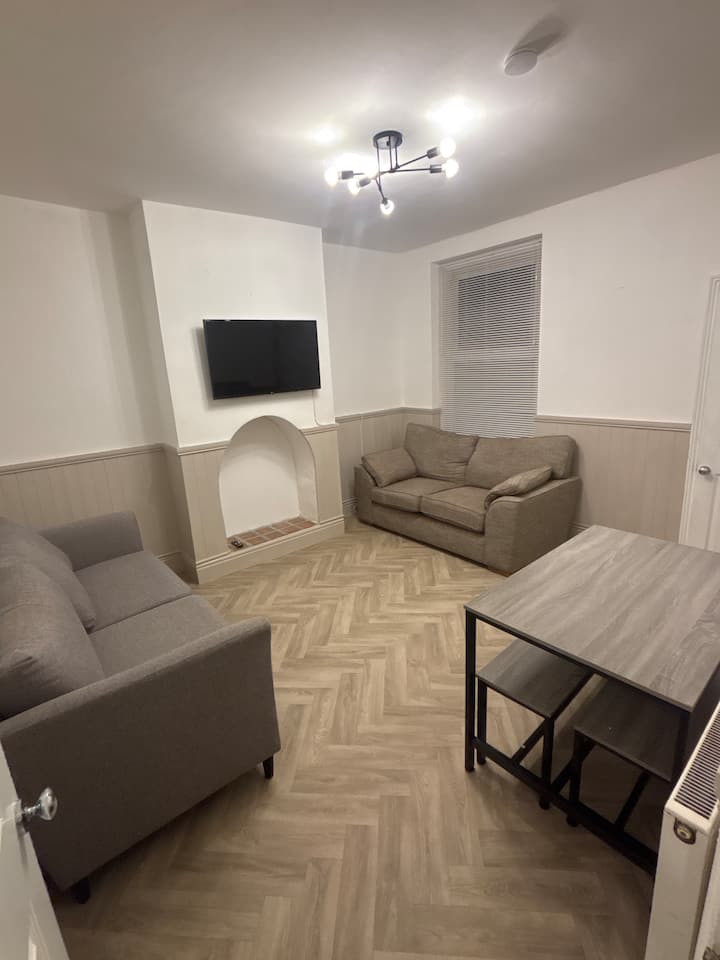 Spacious Four Bed House In Kingswood, Bristol - Bristol