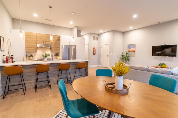 Rooftop Reverie | Prime Location - Modern-sleeps 6 - Chicago, IL