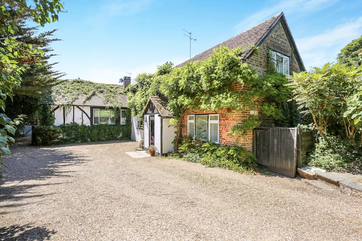 Grand Barn In Beautiful Village - Guildford