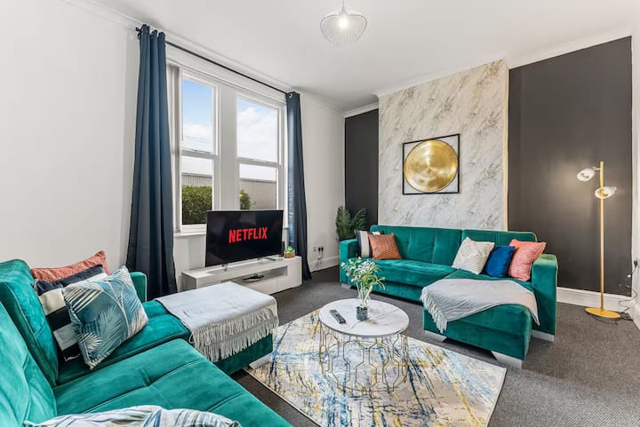 Perfect Booking | Large 4 Bed Home In Sheffield - The Diamond - Sheffield