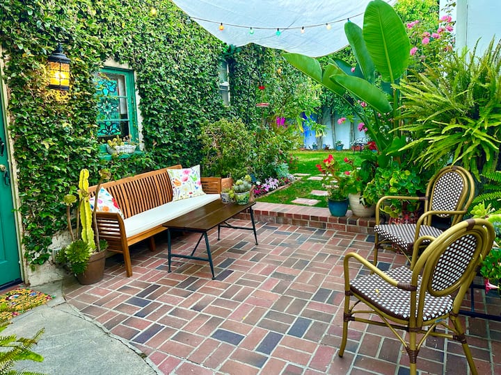 Lovely Detached Private Guesthouse - Los Angeles, CA