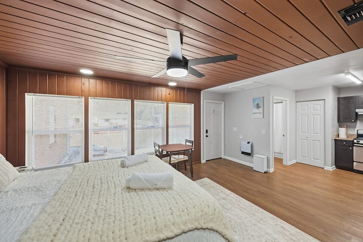 Tum Tum's Corner
Less Than 1 Mile From Uf Stadium - Gainesville, FL