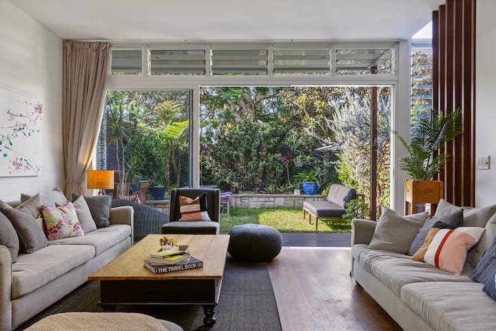 Pavilion-style Beach House | Tropical Courtyard - Manly