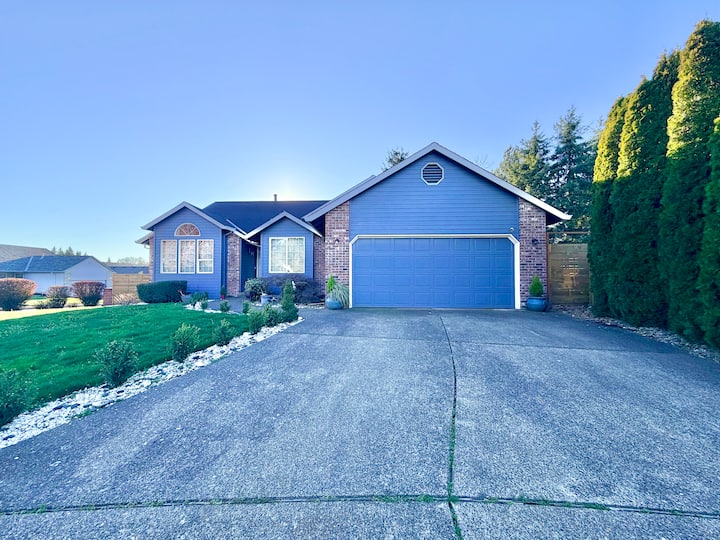 Modern Family Home. Pet Friendly. Garage + Parking - Oregon City, OR