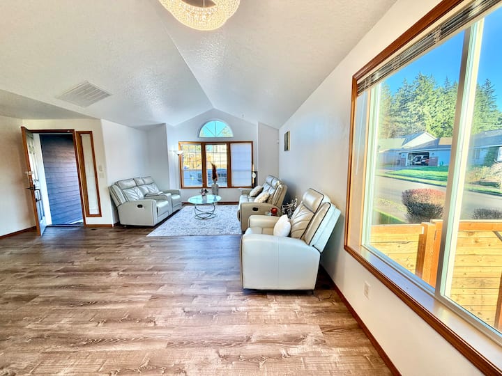 Modern Family Home. Pet Friendly. Garage + Parking - Oregon
