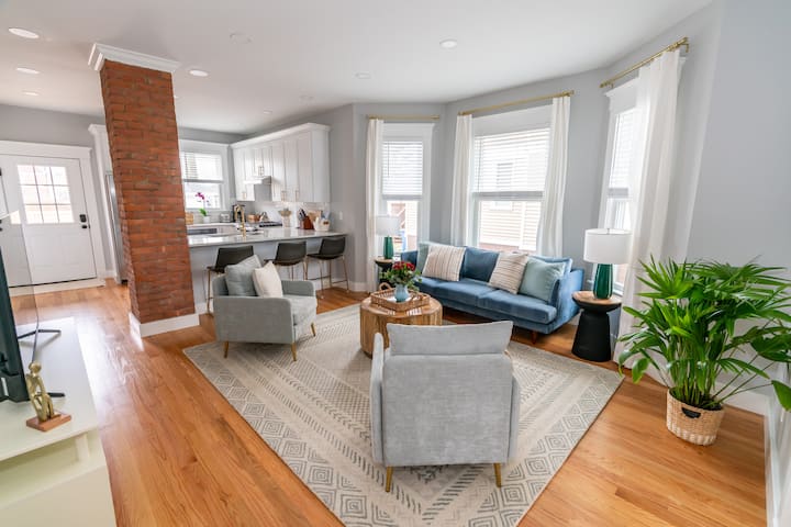 Mackinnon Manor: Spacious And Close To Everything! - New Haven, CT