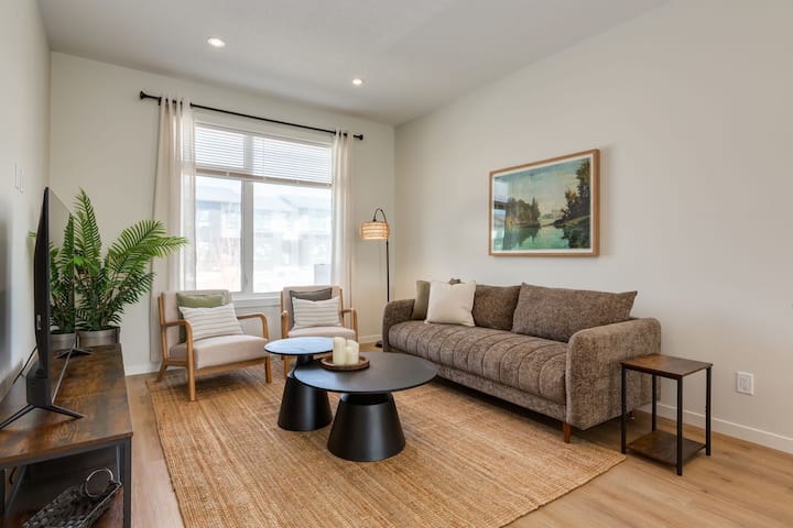 "Bow River Hideaway" Brand New 5-br Townhome - Alberta