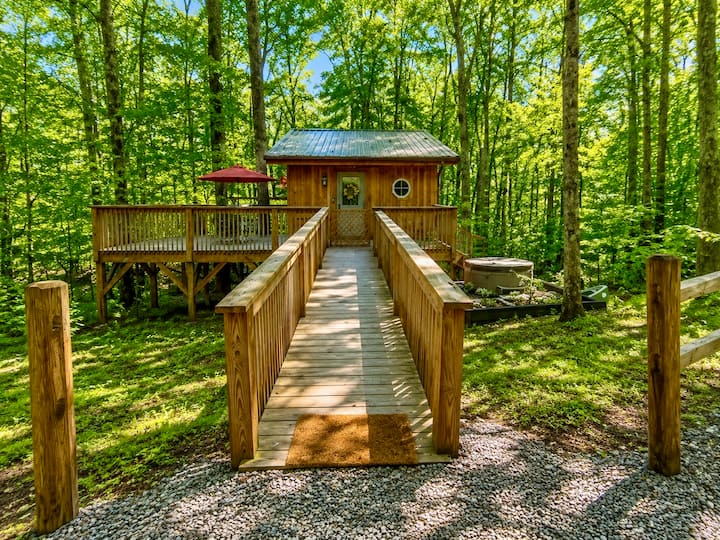 Treehouse By The Creek: Cozy Treetop Nest Hot Tub - Walland, TN