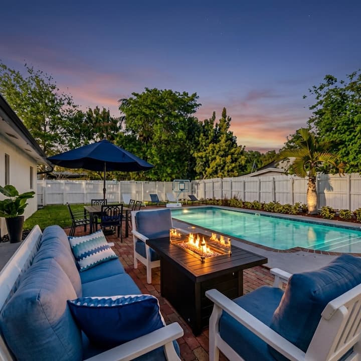 Luxury Backyard W/ Pool, Putting Green + Game Room - Coconut Creek, FL