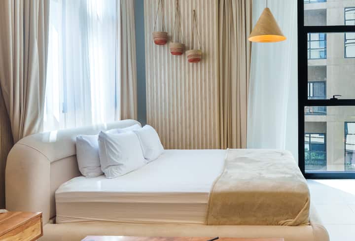 Private Luxury Studio With Pool & Parking - Sharjah