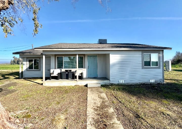 Cozy Country Stay - Spacious 3-bedroom Home - Lemoore, CA