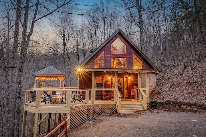 Private Cabin + Hottub + Firepit + Near Dollywood - Gatlinburg, TN