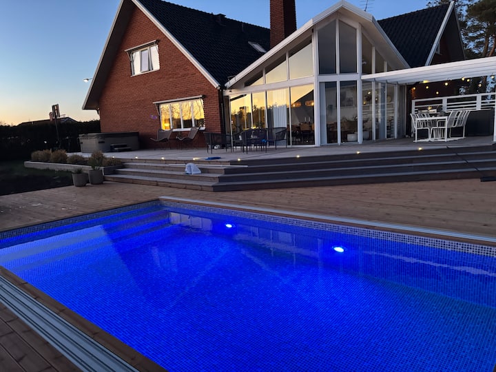Totalrenoverad Stor Lyxig Poolvilla Nära Strand - Åhus