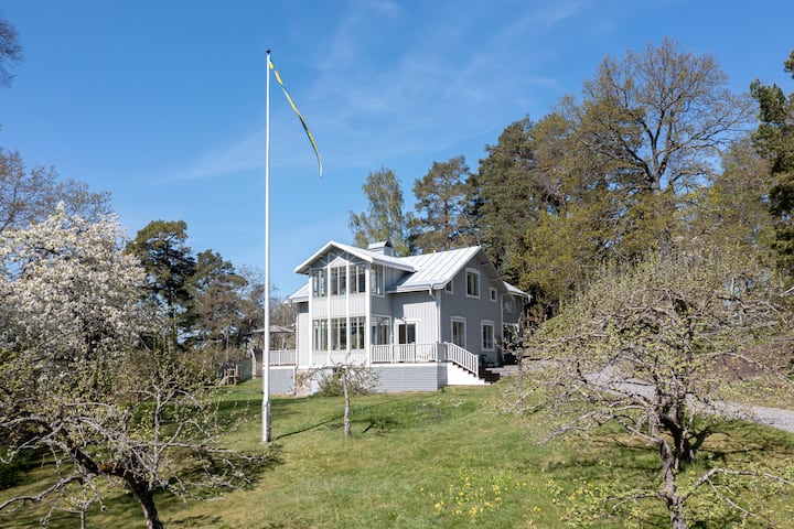 Enchanting 1882 Archipelago Retreat W. Sauna & Gym - Vaxholm