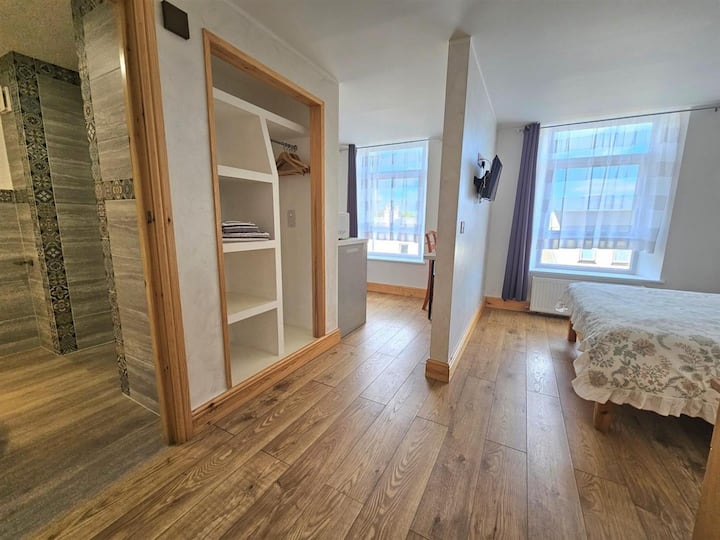 Spacious Double Room With Ensuite & Free Parking - Gloucester