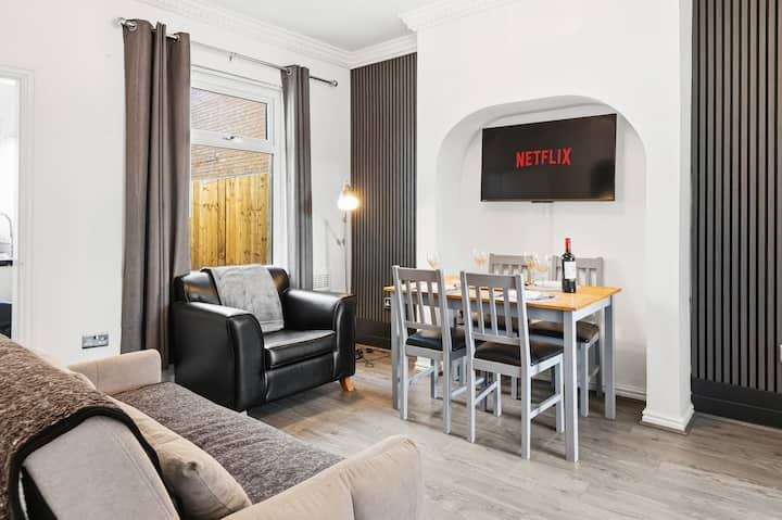 Modern 3 Bed House - Sleeps 9 For Contractors - Liverpool