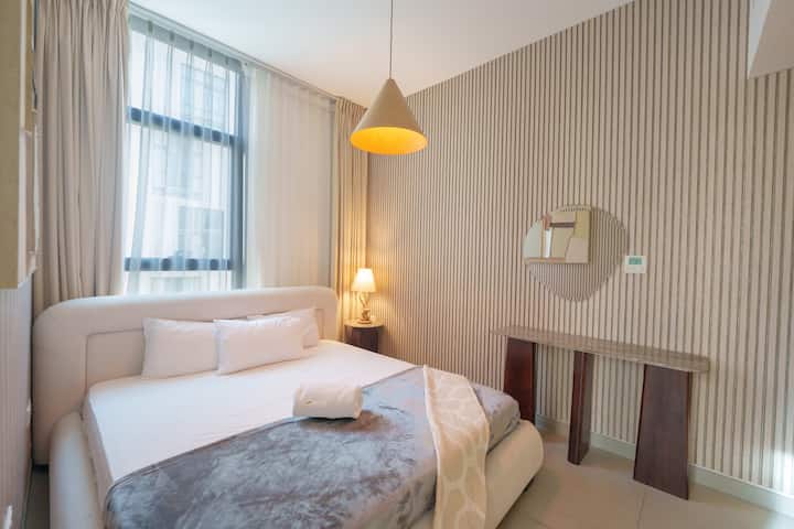 1br Marble Mansion With Pool & Parking - Sharjah