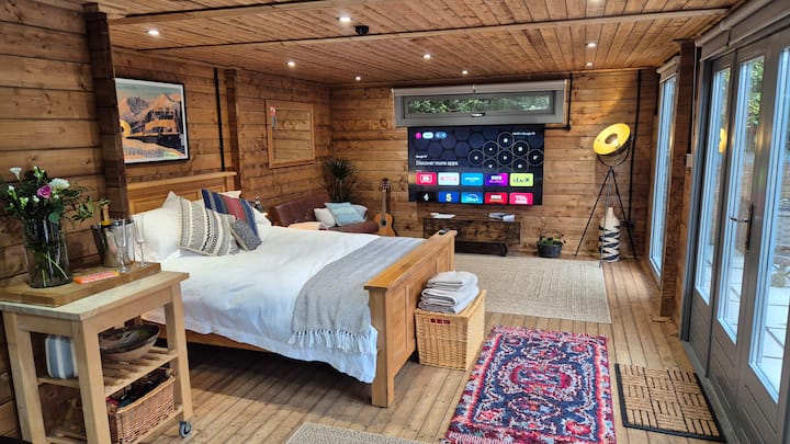 Clarence Cabin, King Bed & Free Parking - Sutton Coldfield