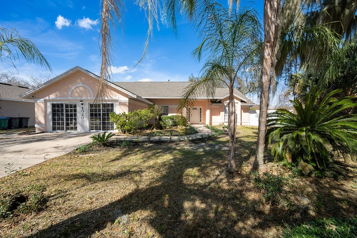 Pet-friendly Luxury Retreat, Game Room & Fire Pit - Deltona, FL