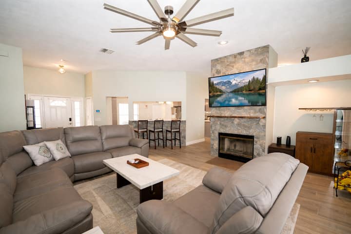 Pet-friendly Luxury Retreat, Game Room & Fire Pit - Deltona, FL