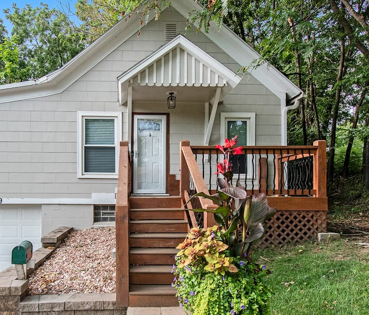 "Private Benson Cottage" Hot Tub & Fire Pit - Omaha, NE