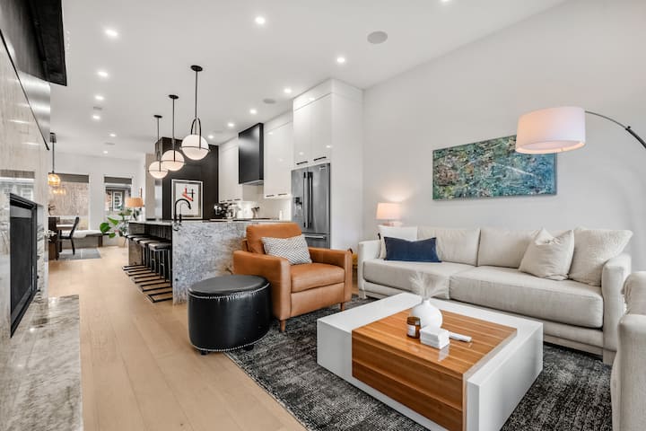 Luxury 4br Home W/hot-tub, 2 King Bed's - Calgary