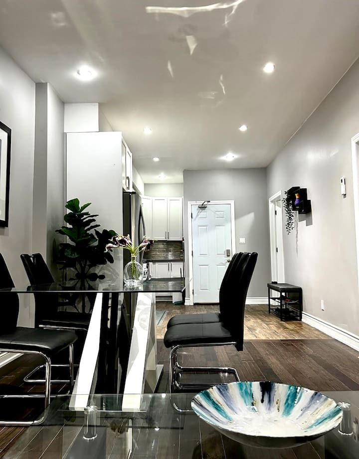 Beautiful Apart 2nd Floor-steps To Subway - Toronto