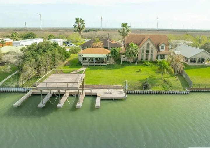 River Retreat For Large Groups - Arroyo City, TX