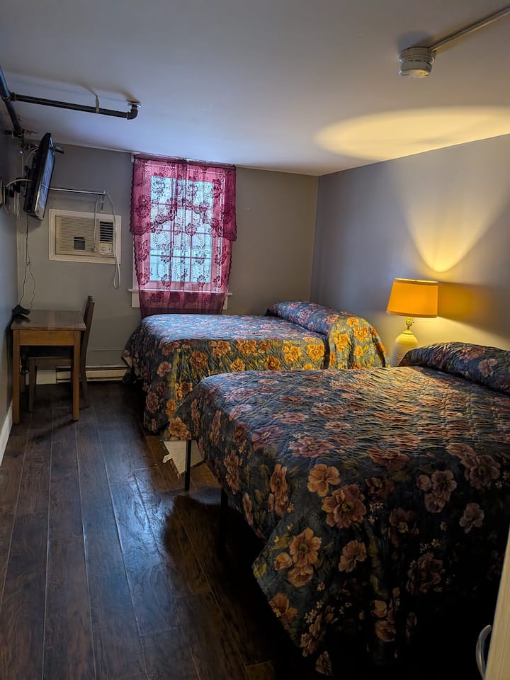 Cozy & Convenient Richford, Vt (Room 18) - Sutton