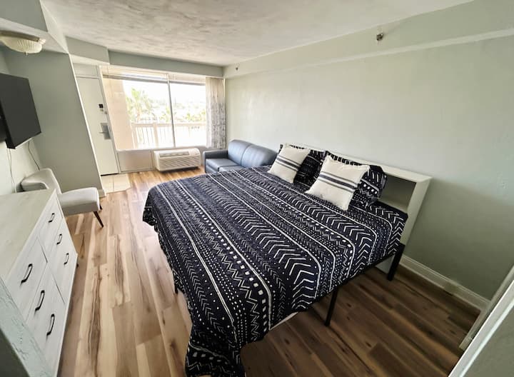 New Updated Studio W/indoor Outdoor Pool, Hot Tub - Daytona Beach, FL