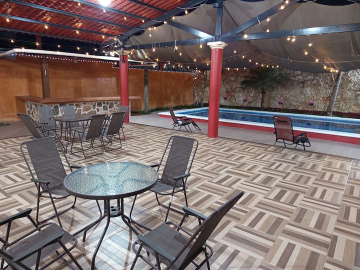 Amplia Casa Familiar Con Total Privacidad - Valladolid