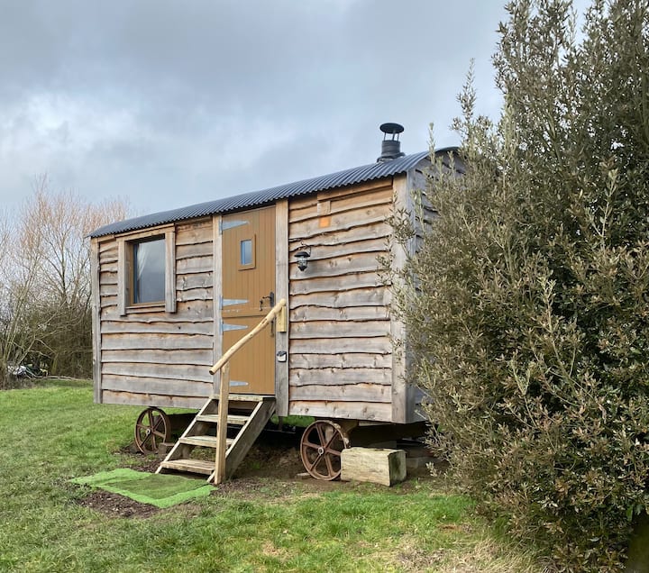 'Larch’ Shepherds Hut At Blean Bees Eco Glamping - Canterbury