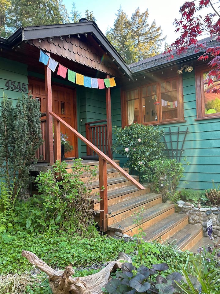 The Mermaids Hideaway - Mount Seymour