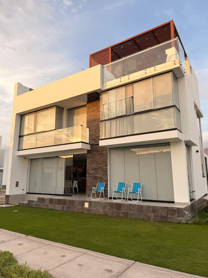 Hermosa Casa Moderna Con Piscina Y Vista Al Mar - Mollendo