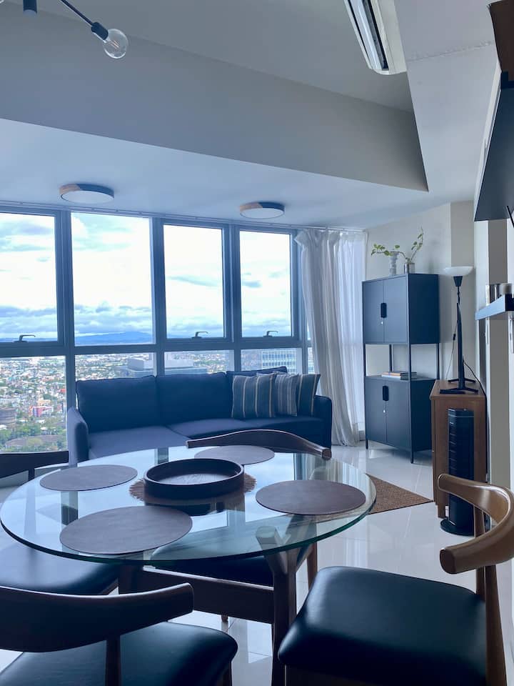 2br Modern Condo In Uptown Bgc W/ Balcony And Pool - Taguig