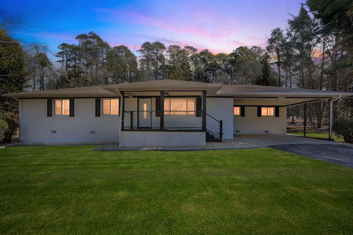 Luxe Lake Lodge - Gainesville, GA