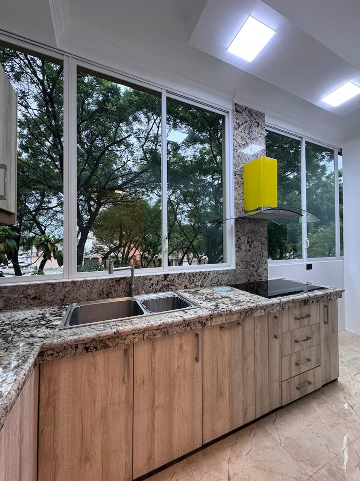 Lujoso Apartamento Renovado - Ecuador