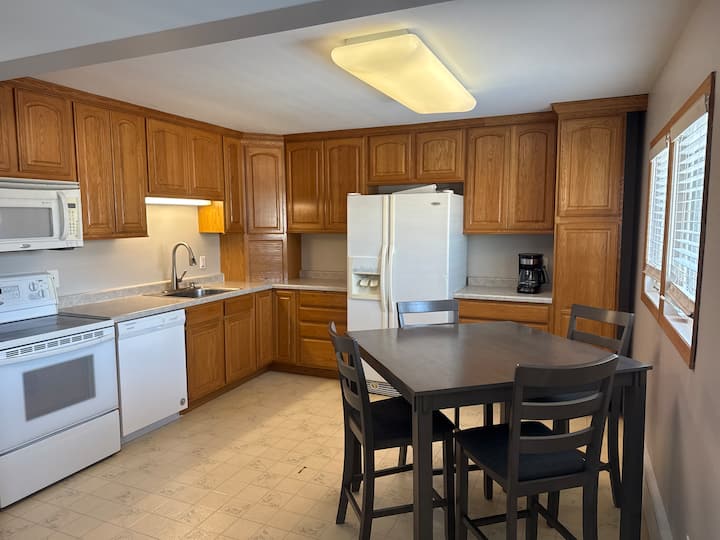 Cozy 2br Retreat W/ Beautiful Kitchen + Smart Tv - Grand Forks, ND
