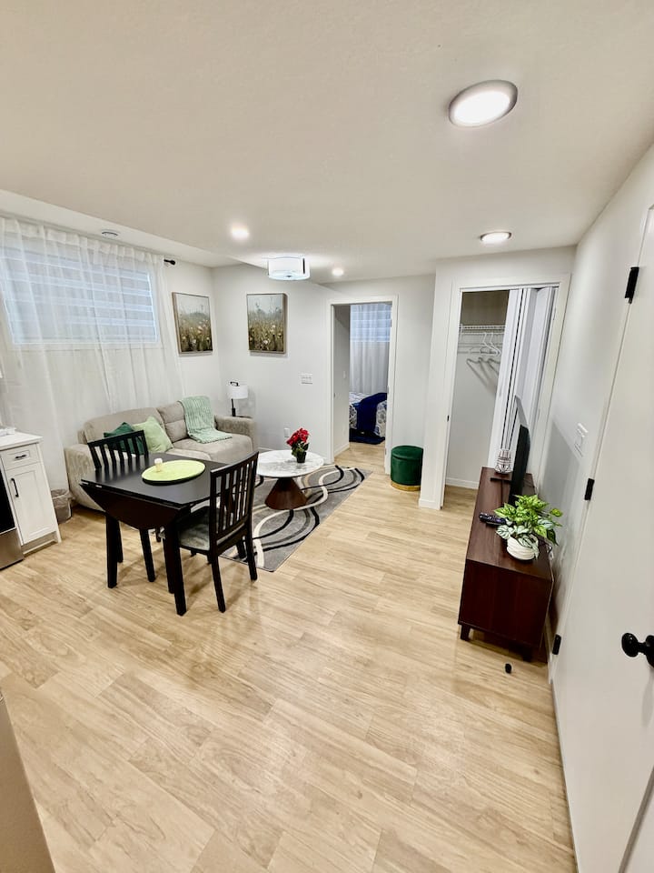 Modern 2br Nw Calgary Retreat | Free Parking - Calgary