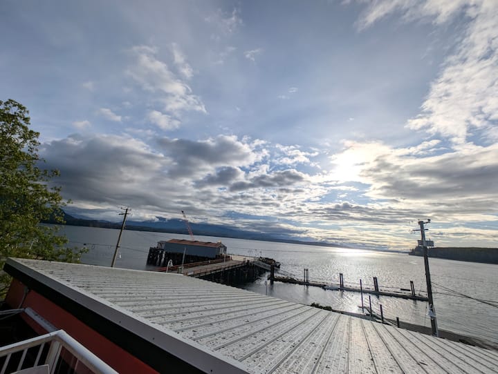 Gordie's Lookout Executive Loft With Ocean Views - Port McNeill