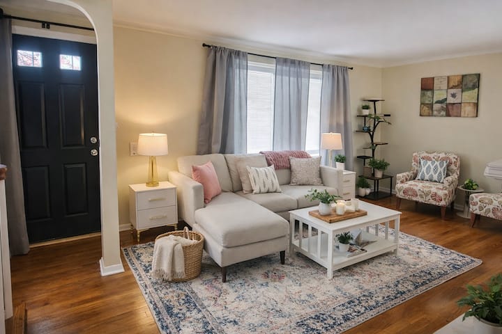 Chic Parma Stay Near Cle | King Bed | 3br - Parma, OH