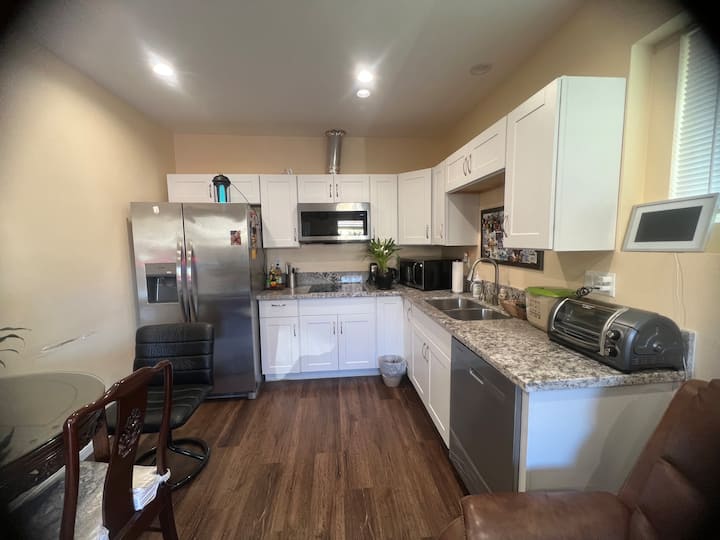 Modern Updated Guesthouse In Monterey Park! - Monterey Park, CA