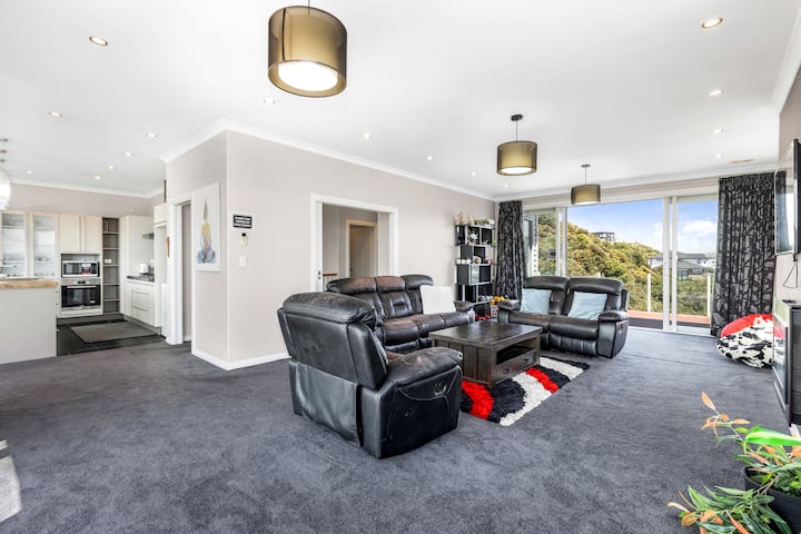 Spacious 4 Bedroom Hilltop Seaview Home - New Zealand