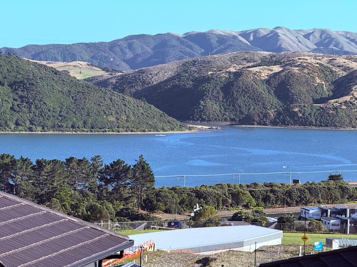 Spacious 4 Bedroom Hilltop Seaview Home - Porirua